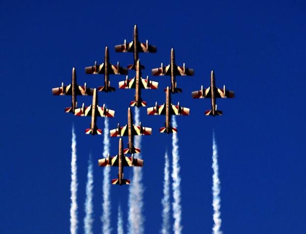 Dubai Airshow: In pictures, in the air and on the ground - BBC News