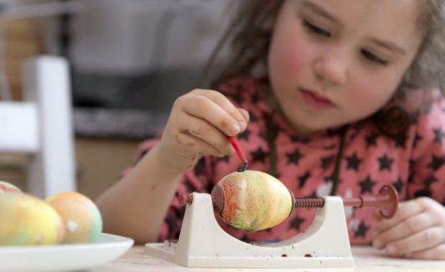 In pictures: Christians celebrate Easter around the world - BBC News