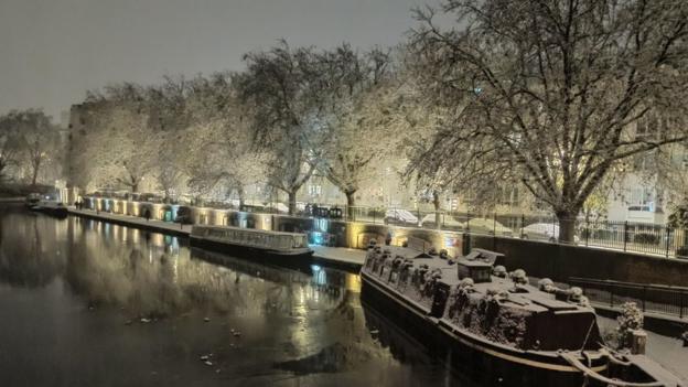 London snow: Wintry scenes captured in the capital - BBC News