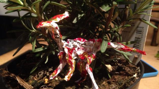Bristol animators turn biscuit wrappers into dinosaur sculptures - BBC News