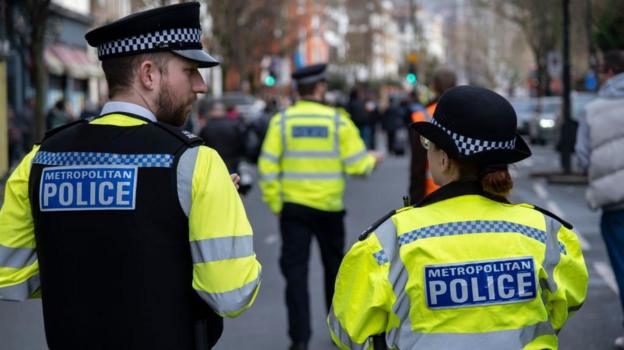 Shoplifting offences in London on the rise - BBC News