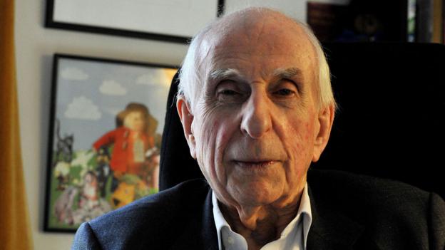 Michael Bond's last Paddington Bear story out in 2018 - BBC News