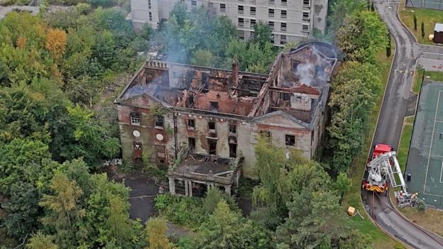 Woolton Hall: Firefighters put out fire at abandoned manor house - BBC News