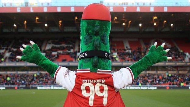 Arsenal's Gunnersaurus mascot is back! - BBC Newsround