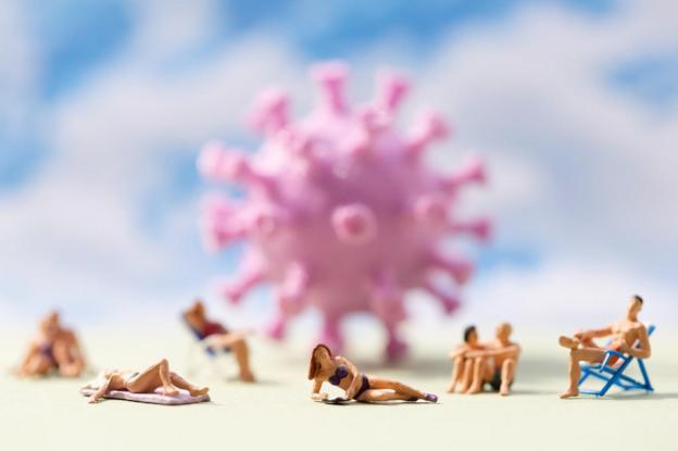 The photographer who puts little people in the frame - BBC News