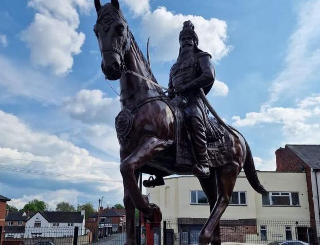 Derby: Gurdwara leader says new statue 'beautifies' site - BBC News