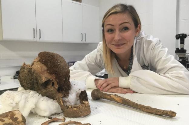 Northumberland Bronze Age skeleton: Whose bones are these? - BBC News
