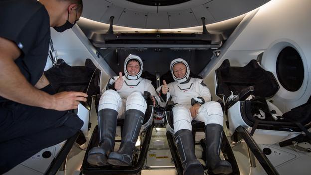 Nasa SpaceX crew return: Dragon capsule splashes down - BBC News