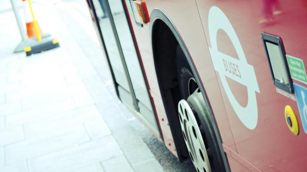 Air pollution: How damaging are idling cars and buses? - BBC News