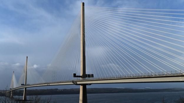 Disruption after 'thundersnow' hits Scotland - BBC News