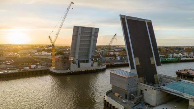 Herring Bridge becomes operational to river traffic - BBC News