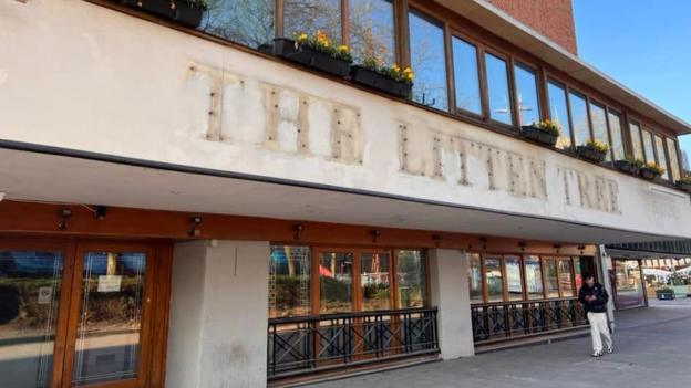 Extended opening for Coventry community arts space - BBC News