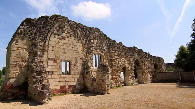 Children discover St Oswald's Priory 'tower' - BBC News