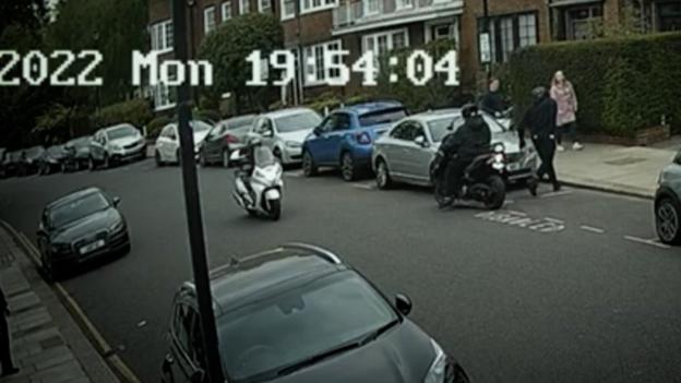 Exposing violent watch thieves and their young female 'spotters' - BBC News
