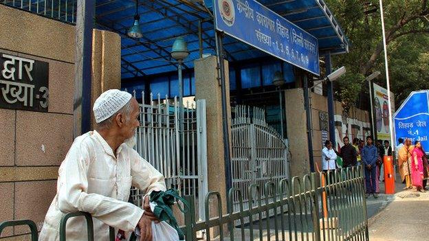 India prisons: Why security needs to be improved - BBC News