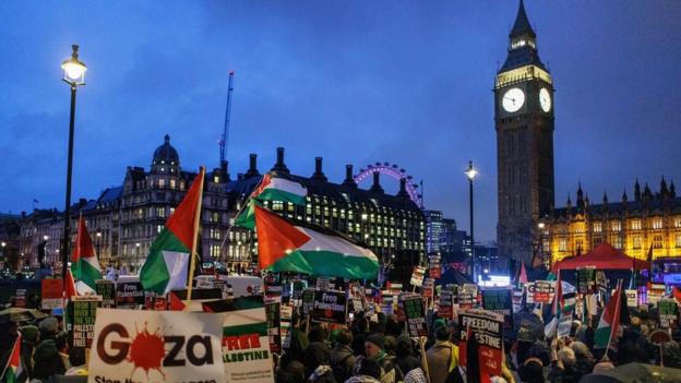 Tens of thousands call for Gaza ceasefire in London march - BBC News