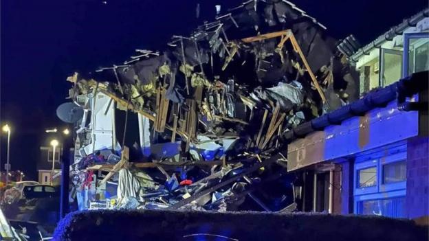 Two rescued as explosion destroys Edinburgh house - BBC News