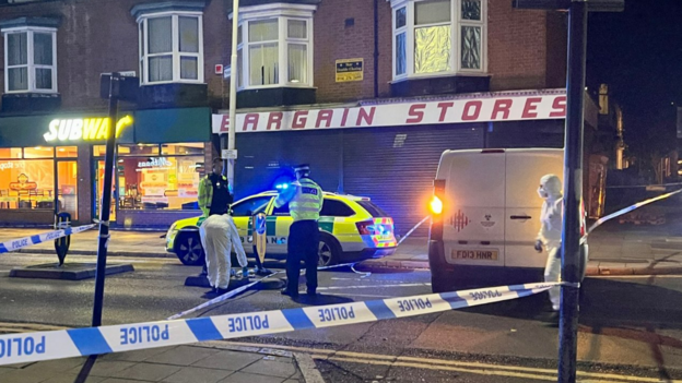 Leicester: Murder arrests after man stabbed in street - BBC News