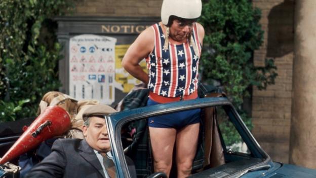 Ronnie Corbett: Life in pictures - BBC News