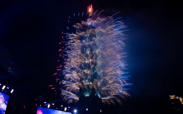 In Pictures: New Year 2025 celebrations from around the world - BBC News