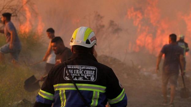 Chile forest fires: Heatwave puts new regions at risk - BBC News
