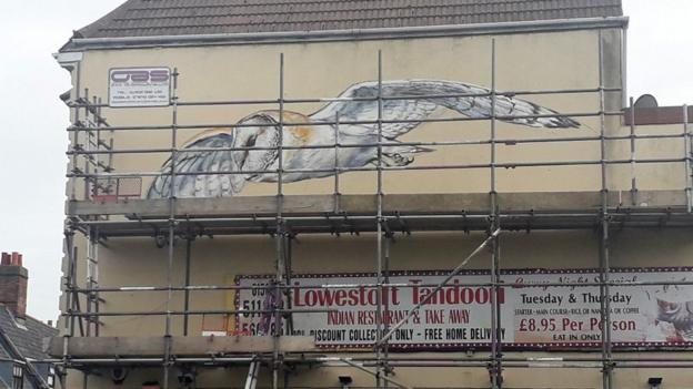 Lowestoft: Street artist ATM creates barn owl mural - BBC News