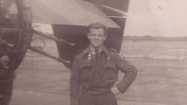 Wartime RAF bomber being restored in Lincolnshire - BBC News