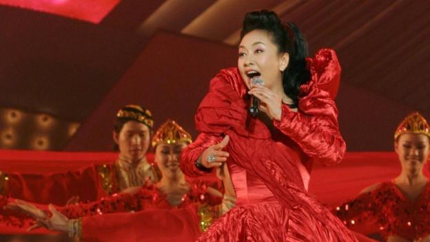 China media eagerly awaits first ladies' "fashion face-off" - BBC News