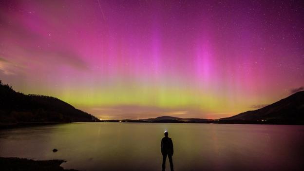 Northern Lights: England's skies glow in aurora spectacle - BBC News