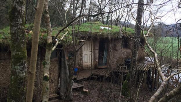 Devon couple quit mud hut home for Ireland - BBC News