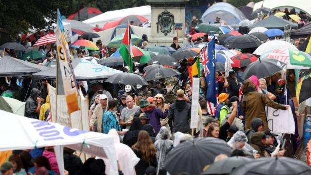 New Zealand plays Barry Manilow to repel parliament protesters - BBC News