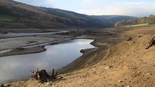 Ladybower Reservoir's low water levels reveal abandoned village - BBC News