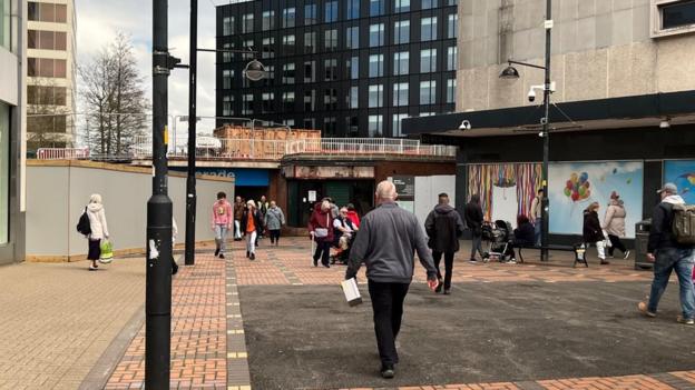 Swindon road reopens to pedestrians after delayed works - BBC News
