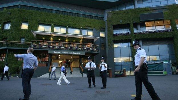 Wimbledon fire: Blaze at All England Club tennis courts - BBC News
