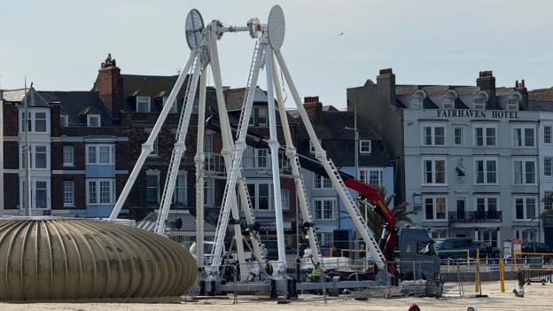 Seaside observation wheel being built in Weymouth - BBC News