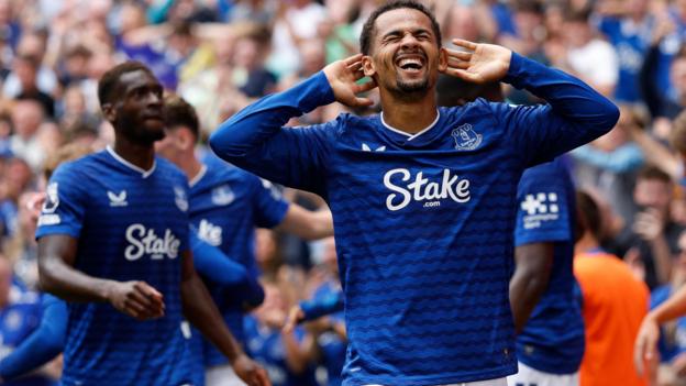 Everton fans celebrate first Hill Dickinson Stadium league game - BBC News