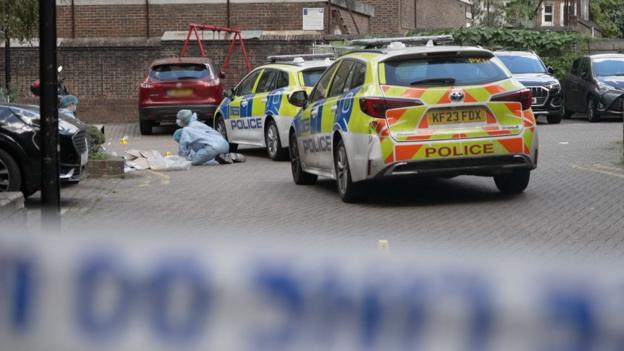 Clapham double shooting: One man killed and another injured - BBC News