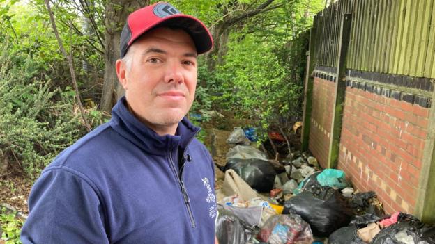 Litter levels across Wales at a crisis point, warn campaigners - BBC News