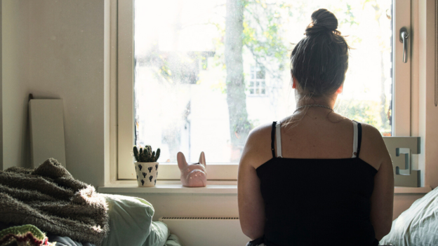Teen loneliness triggers ‘reward-seeking’, researchers find - BBC News