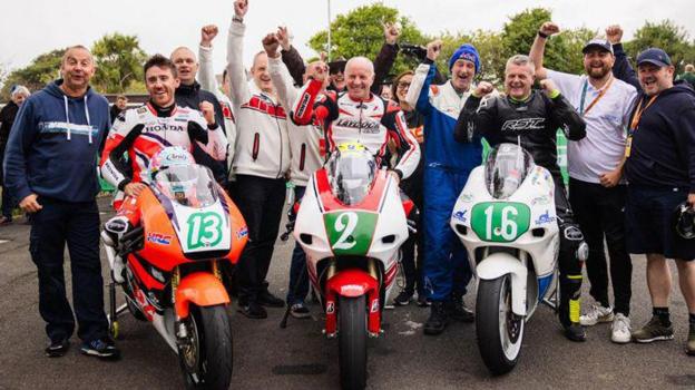 Manx Grand Prix: Ian Lougher grabs late Lightweight win - BBC Sport
