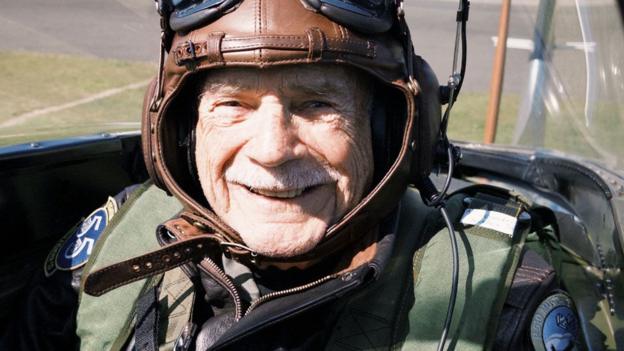US WW2 fighter pilot takes to skies at Duxford in Mustang - BBC News
