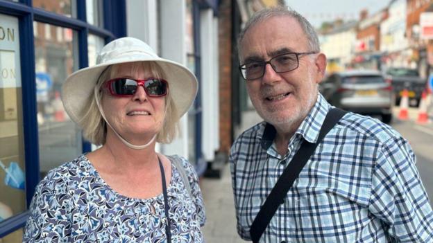 Farnham road closes as improvement works continue - BBC News