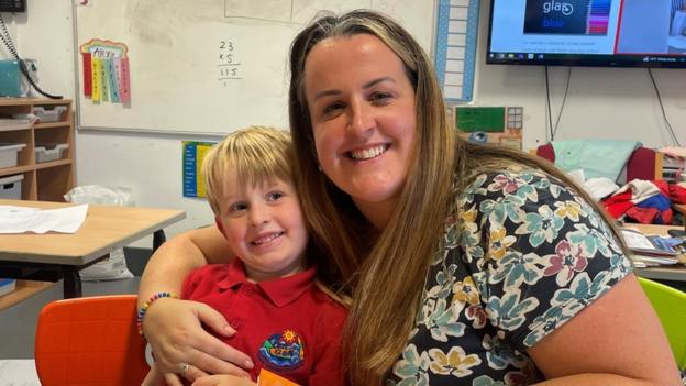 Number of Welsh-speakers at lowest in eight years - BBC News