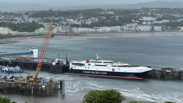Strong winds lead to some Manx flight and ferry disruption - BBC News
