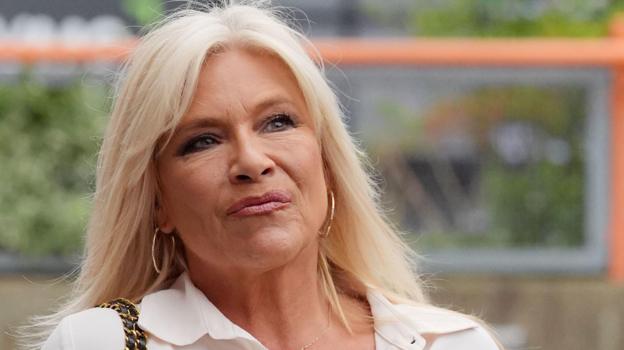 Samantha Fox abused police after being removed from BA plane - BBC News