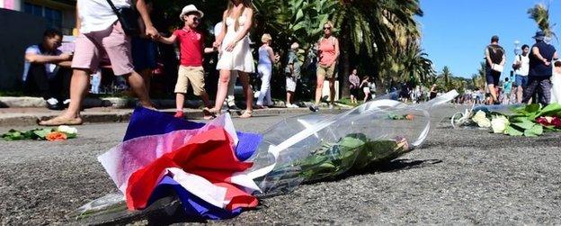 Attack on Nice: Five held by French police - BBC News