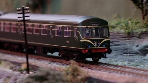 Model railway fan creates West Yorkshire town from cereal boxes - BBC News