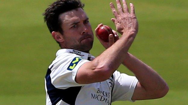 County Championship: Chris Read century steers Notts into lead - BBC Sport