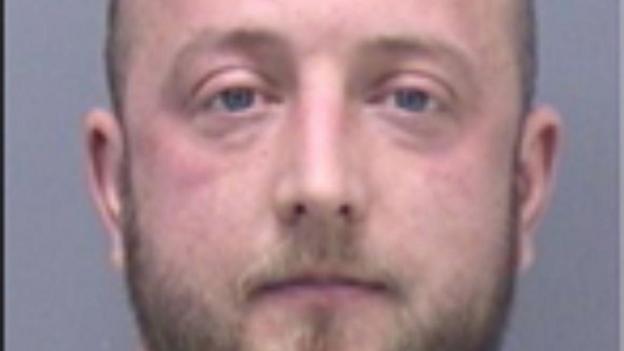 HMP Guys Marsh: Prison officer jailed for smuggling contraband - BBC News