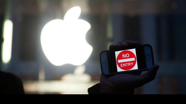 Apple hits back at 'corrosive' claim by US government - BBC News